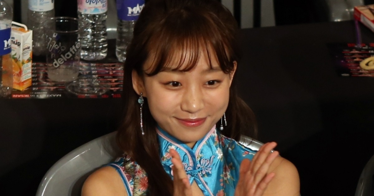 [포토] [MAX FC13] 'DJ henney' 표은지 '멋진 경기에 박수가 절로'