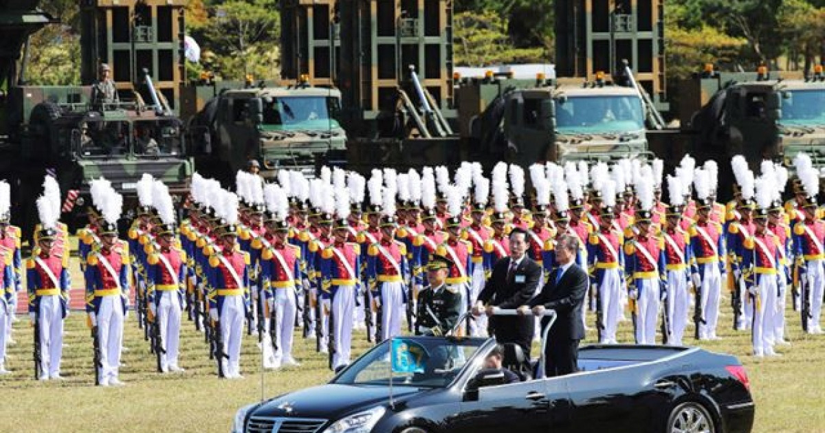 김정은, 국군 의장대 사열 받는다