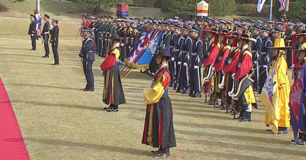 전통 의장대 호위 속 3군 의장대 사열.."정상 예우"