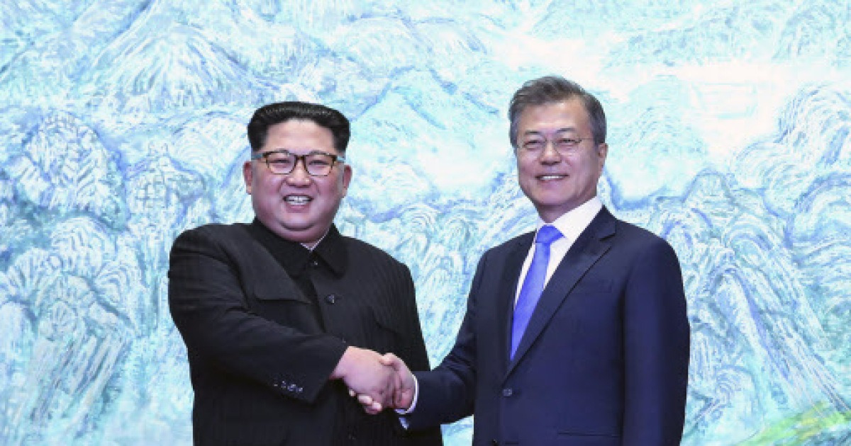 [2018 Inter-Korean summit] Moon, Kim discuss inter-Korean issues