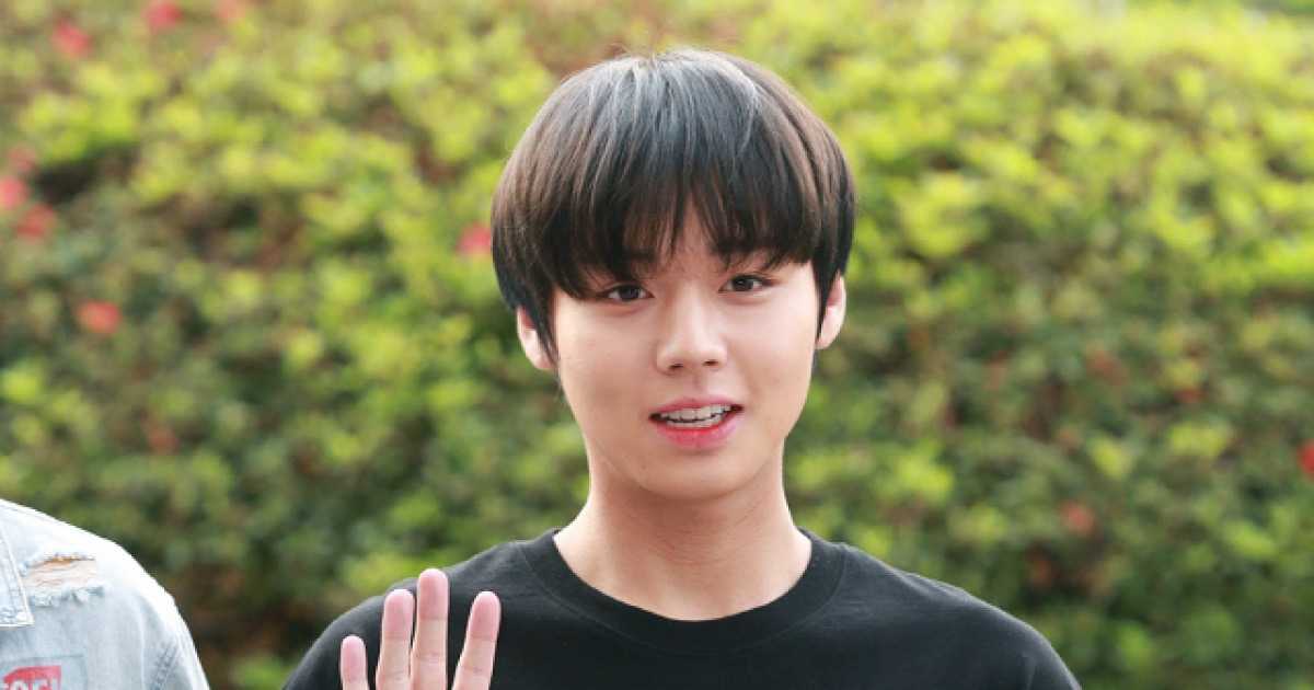 워너원(WannaOne) 박지훈, '화사한 꽃미소' (배틀트립 출근길)