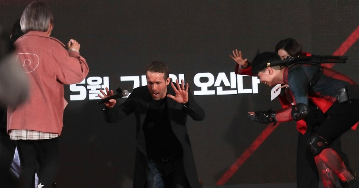 한국팬들과 맞절하는 라이언 레놀즈