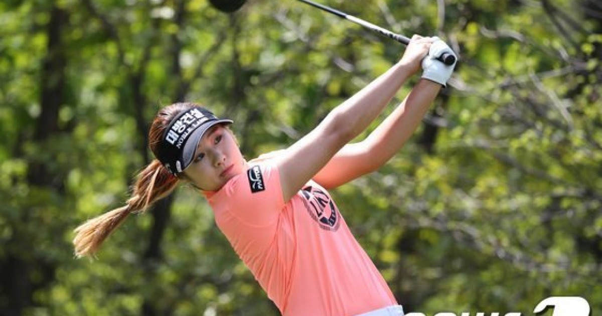 '핫식스' 이정은, JLPGA 살롱파스컵 3R 선두.. 우승 보인다
