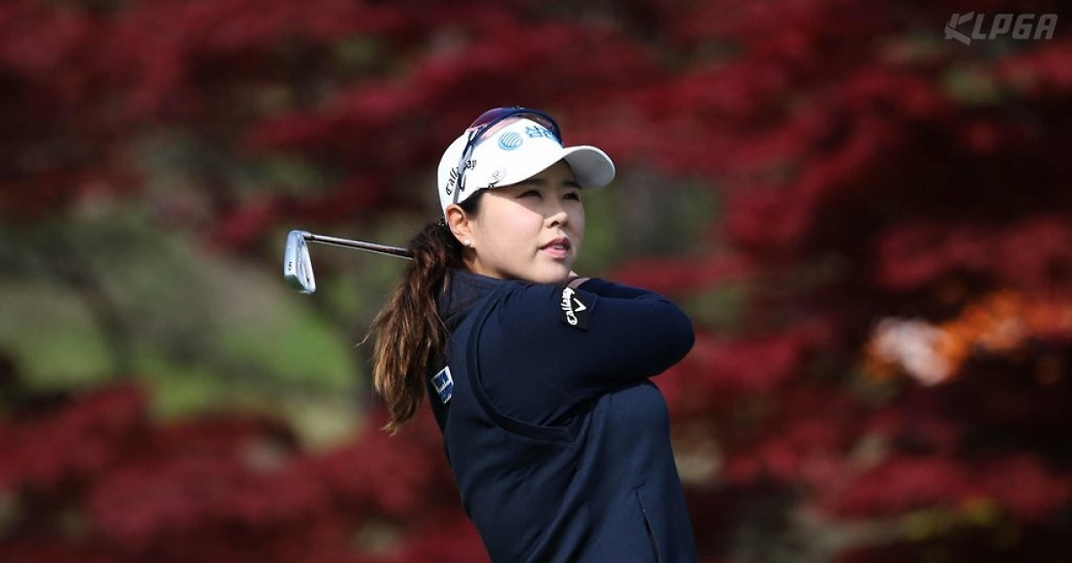 티샷 날리는 조윤지