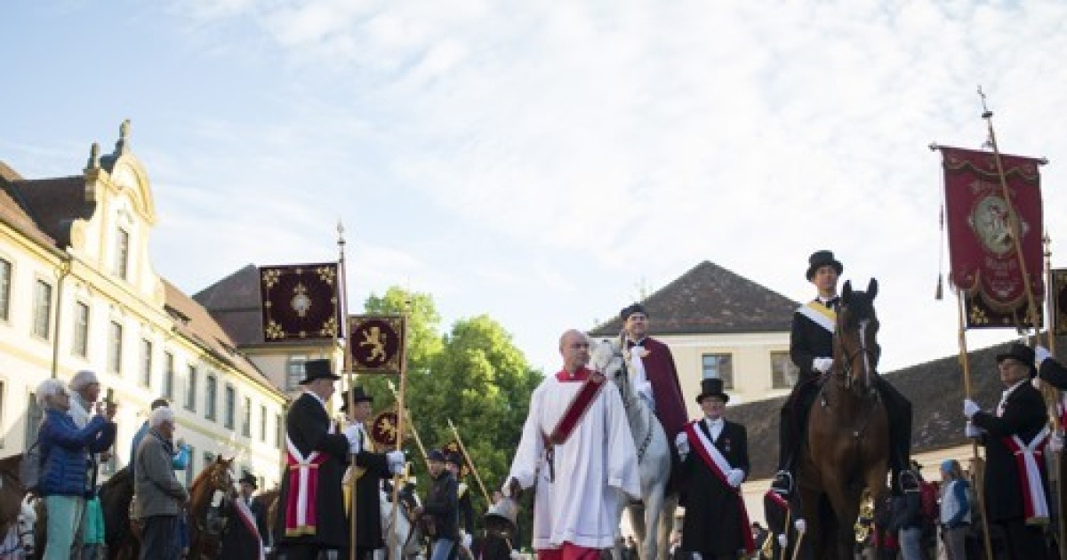 GERMANY PHOTO SET TRADITIONS BLOOD RIDE