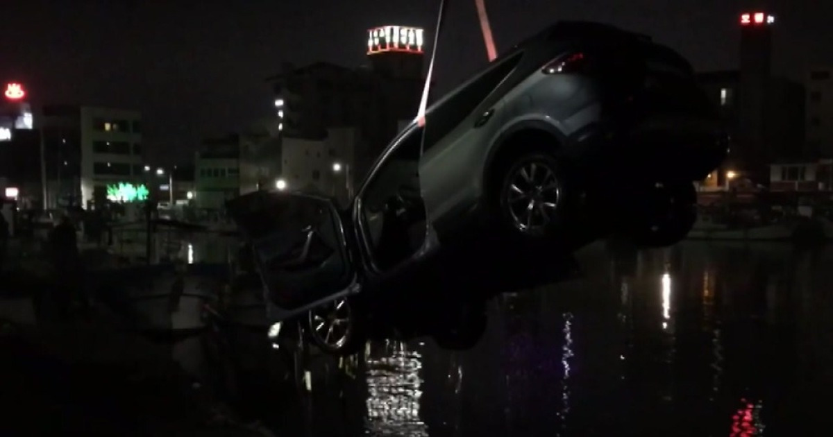 강원도 속초 아바이마을에서 SUV 차량 물에 빠져