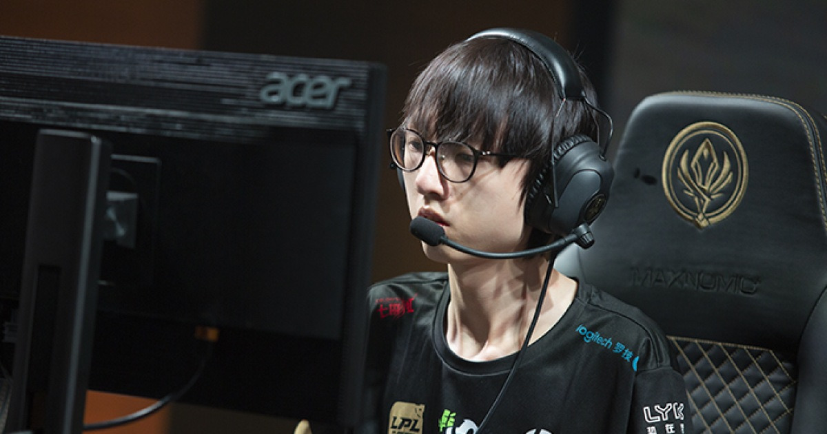 [포토] 녹턴 카드 꺼내든 RNG 'Mlxg'