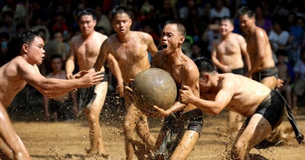 VIETNAM TRADITION MUD BALL WRESTLING