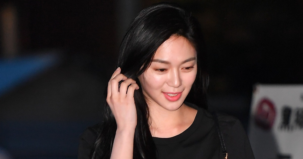 [포토엔HD]이엘리야 '조심스러운 미스 함무라비 쫑파티'