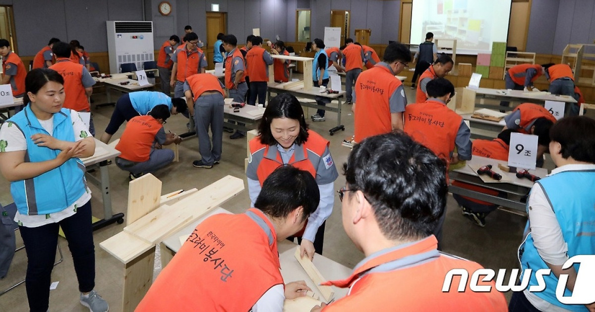 한국타이어 임직원 1300명 친환경 가구 제작해 지역아동센터 기부