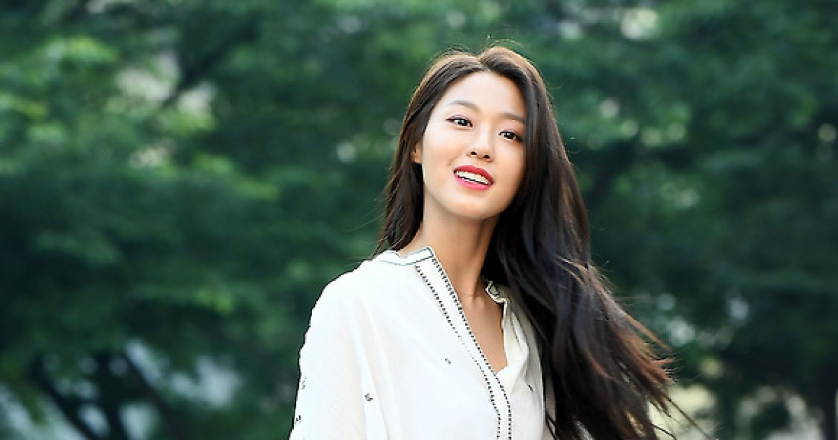 [포토엔HD] AOA 설현 '운동화에도 굴욕없는 초미니 각선미'