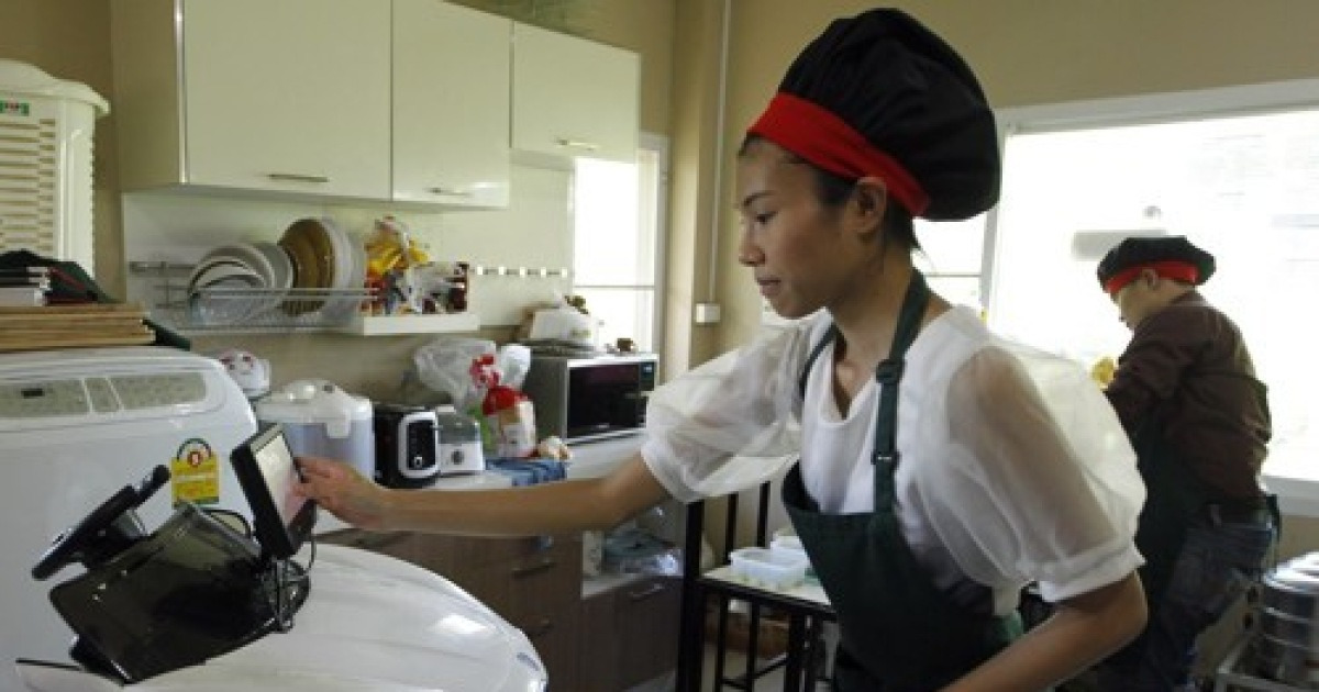 THAILAND TECHNOLOGY ROBOTIC WAITER