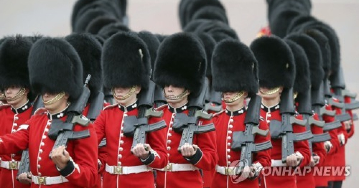 Britain Queen Parade