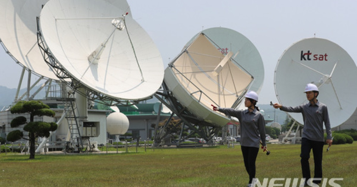 위성 안테나 점검하는 KT SAT 직원들
