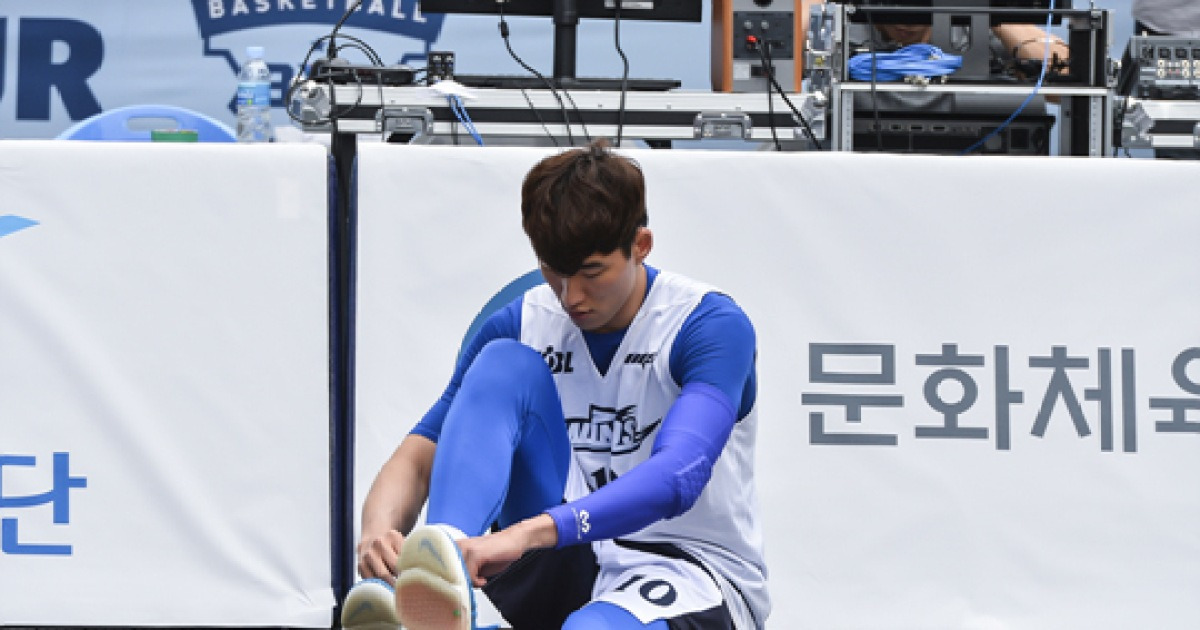 [JB포토] 경기를 위해 끈을 조여 묶는 KBL WINDS 박인태