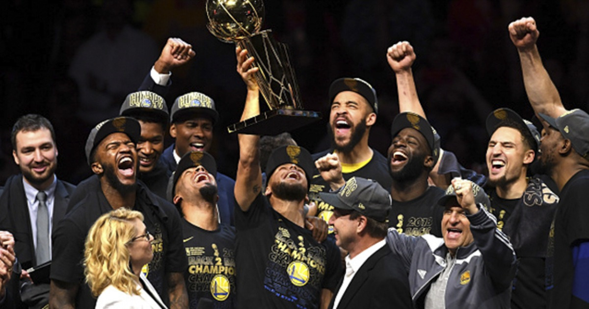 [NBA] '커리 37득점' GSW, CLE 꺾고 NBA 파이널 2연패