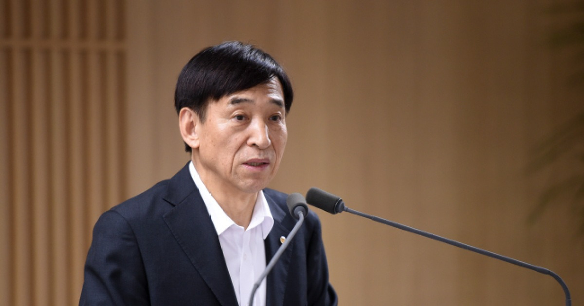 BOK chief vows to focus on growth, inflation in rate policy