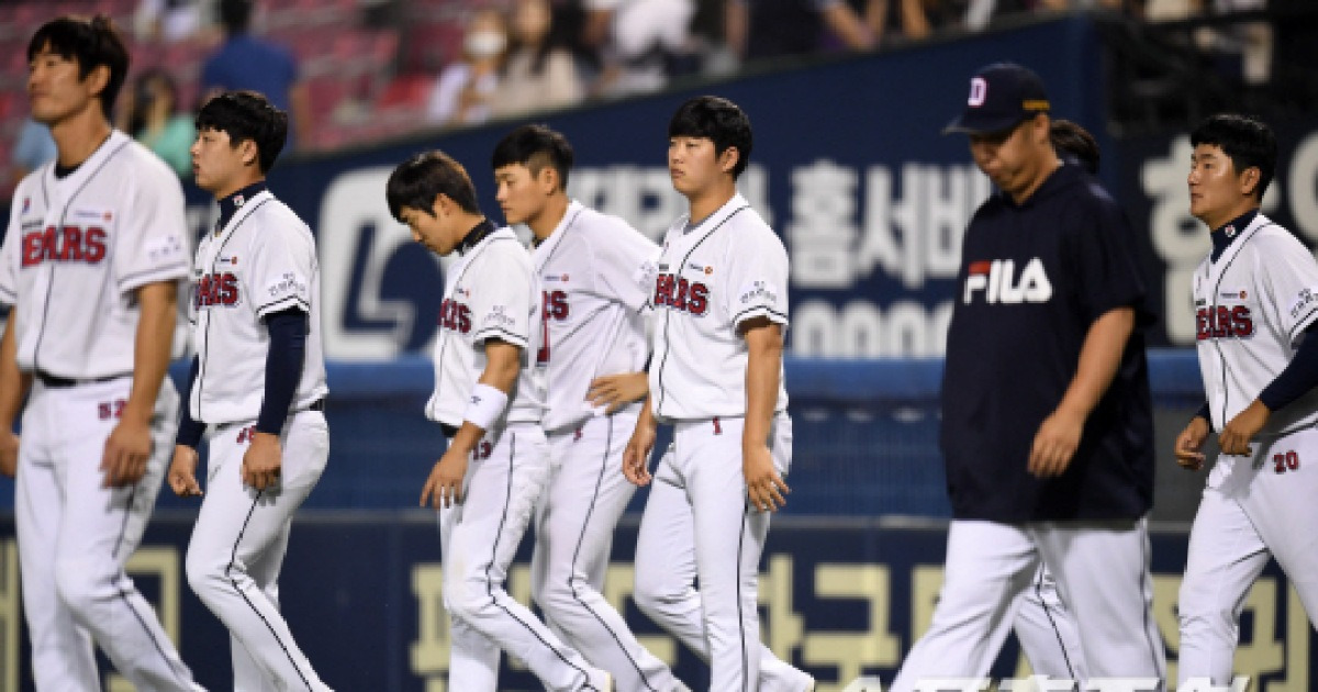 [포토] 3연패 두산, 아쉬운 발걸음