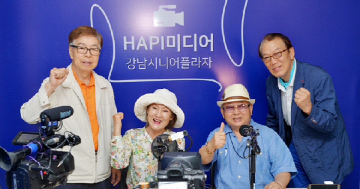 나른한 老年에 반짝!.. 라디오를 켜다