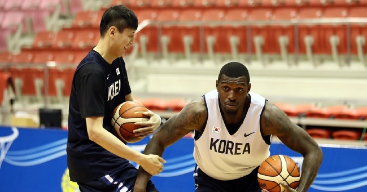 Two Koreas square off in friendly basketball matches in Pyongyang