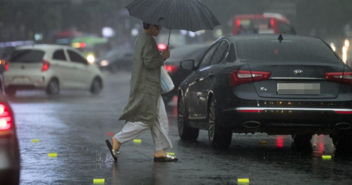 [Trending] People vent frustration over hot, humid weather