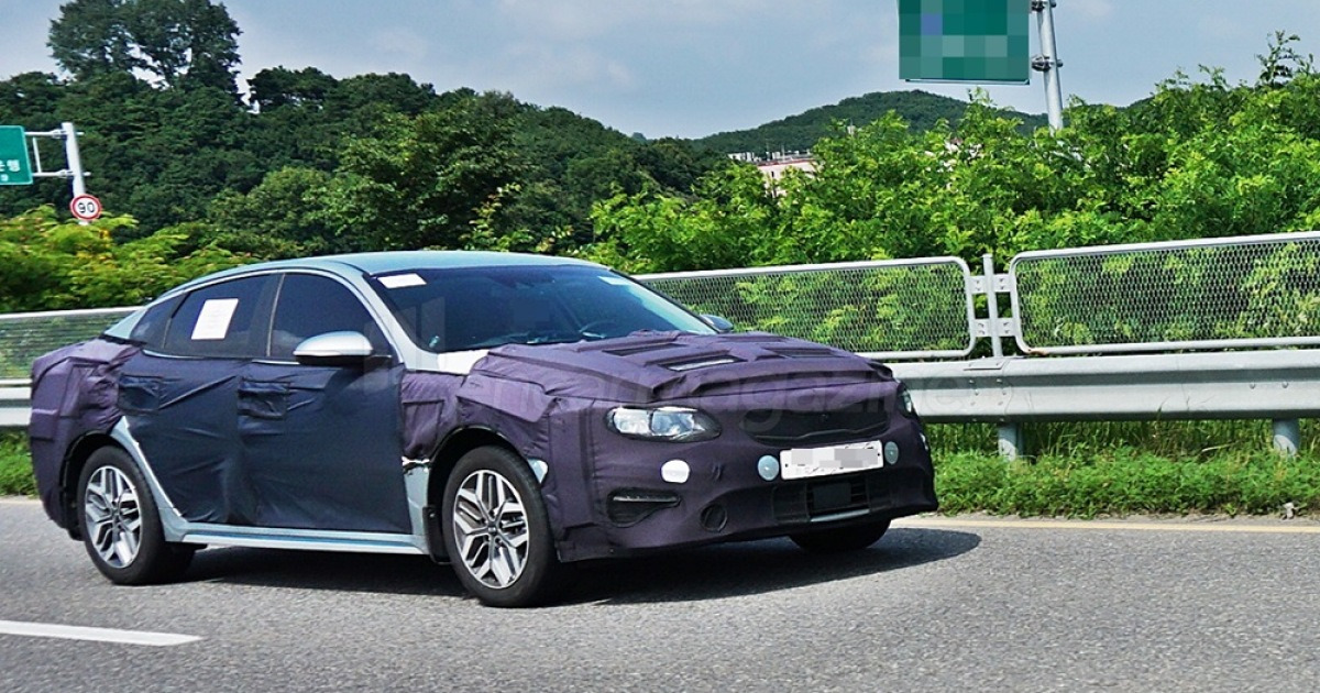 국내 도로에서 포착한 기아 K5 PHEV, 전기로만 44km 주행 | 엔카매거진