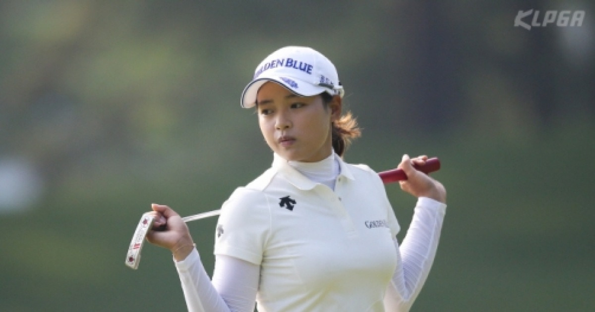 폭염 속에서 그린을 살피는 김혜선 [KLPGA 문영챔피언십]