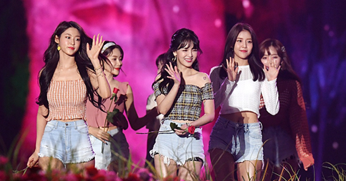 꽃길 걷는 AOA [MK포토]