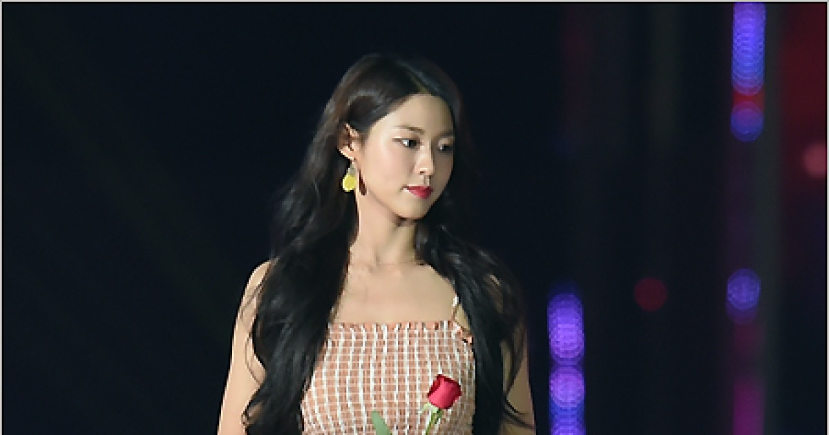 [MD포토] AOA 설현 '장미도 질투하는 미모'