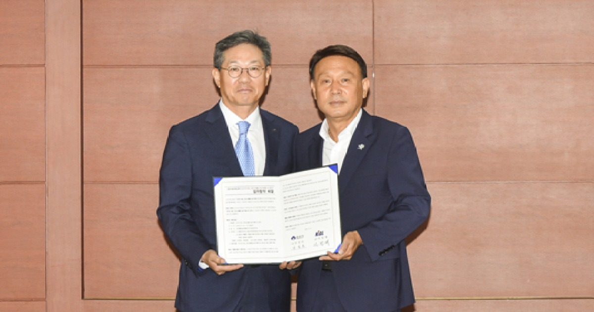 [JB포토] 이정대 KBL 총재와 강임준 군산시장 협약식 기념촬영