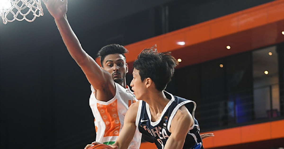 [JB포토] U18 이준희 '수비 유인하며 내주는 패스'