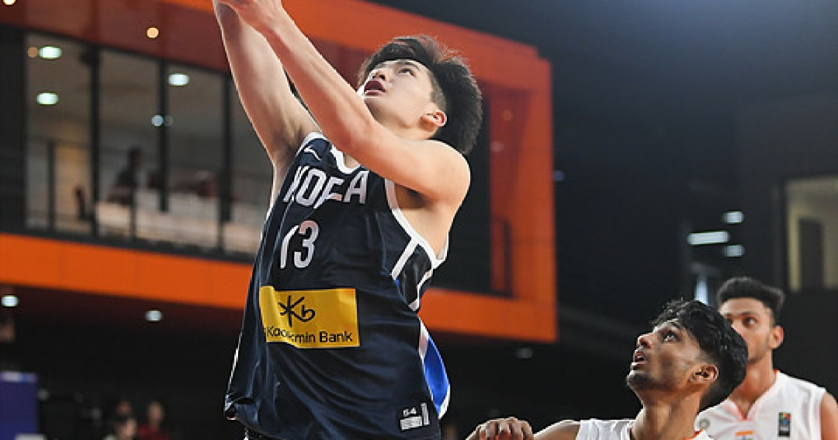 [JB포토] 골밑 득점 올리는 U18 차민석