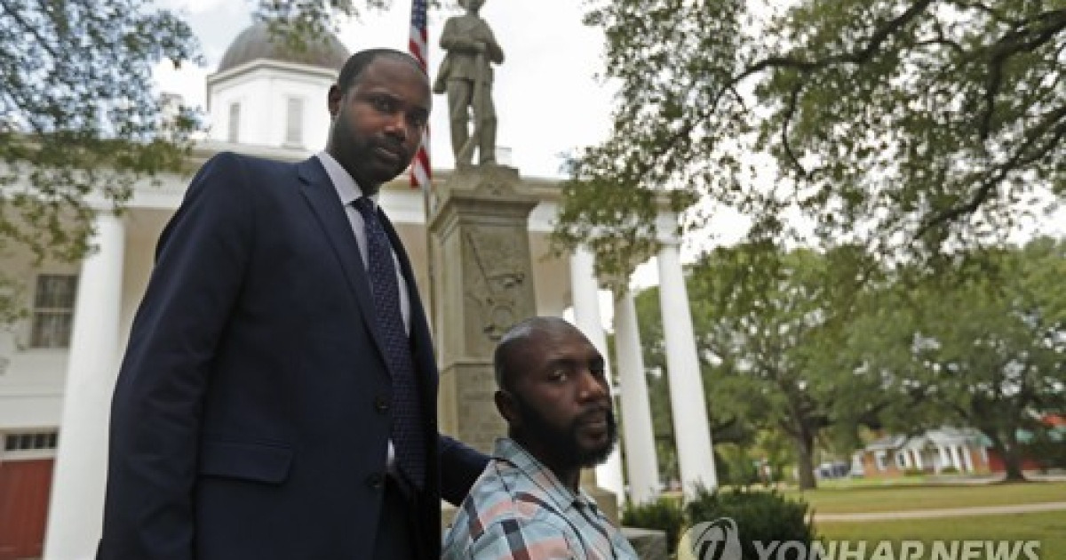 Confederate Statue Courthouse