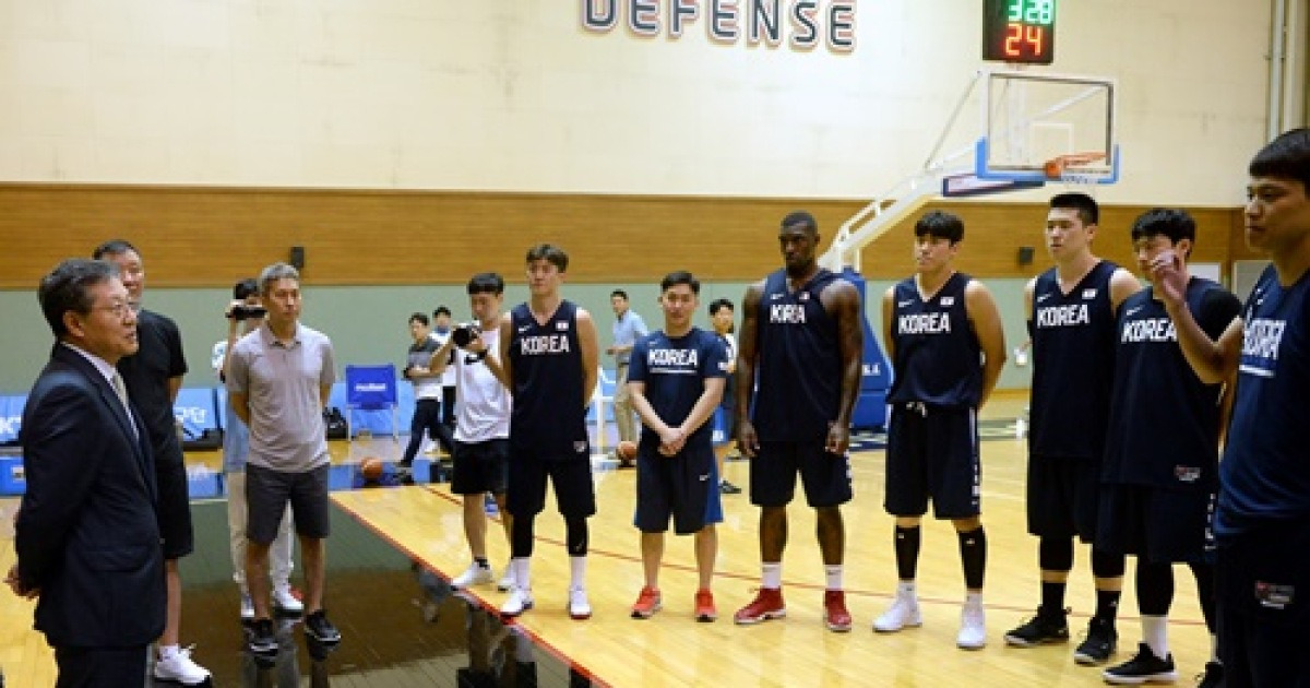 KBL 이정대 총재, AG 男농구대표팀 격려 방문