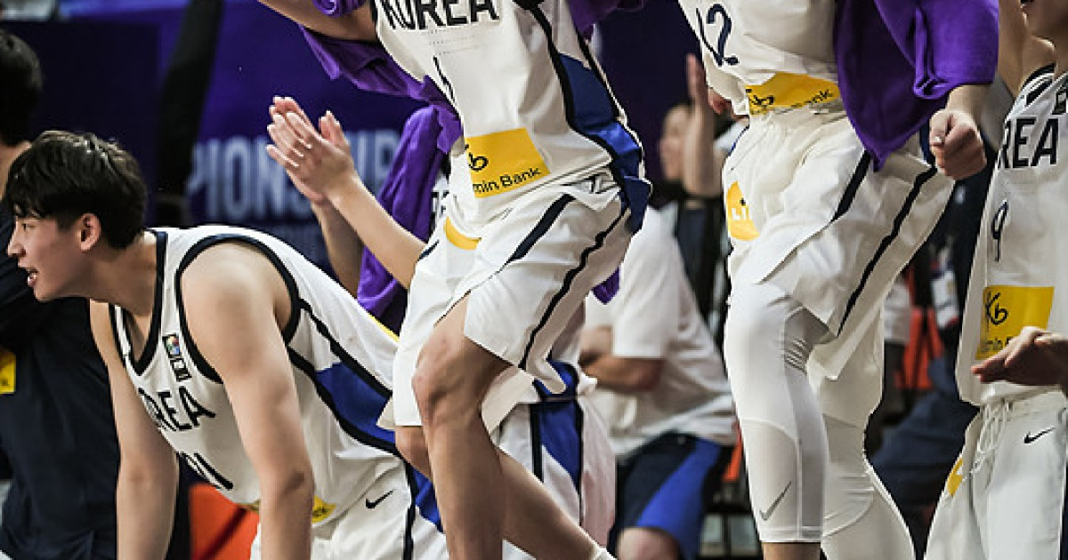 [JB포토] U18 양준석-문정현 '이현중의 3점슛에 환호'