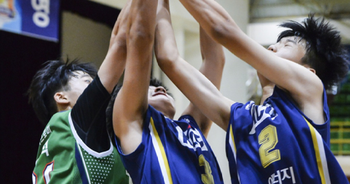 [JB포토] DB, KCC 유소년 '프로에서나 볼 수 있는 치열한 리바운드'