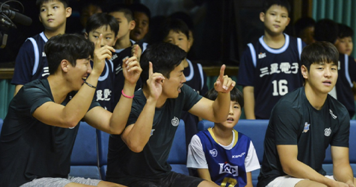 [JB포토] KCC 이현민, 김민구 '딴따 라라 딴따라 KCC'