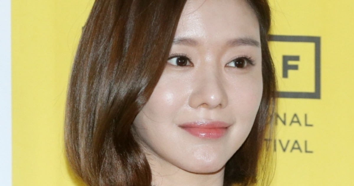 NEWSing] 김아중, 의상 피팅 중인데 사망설이라니