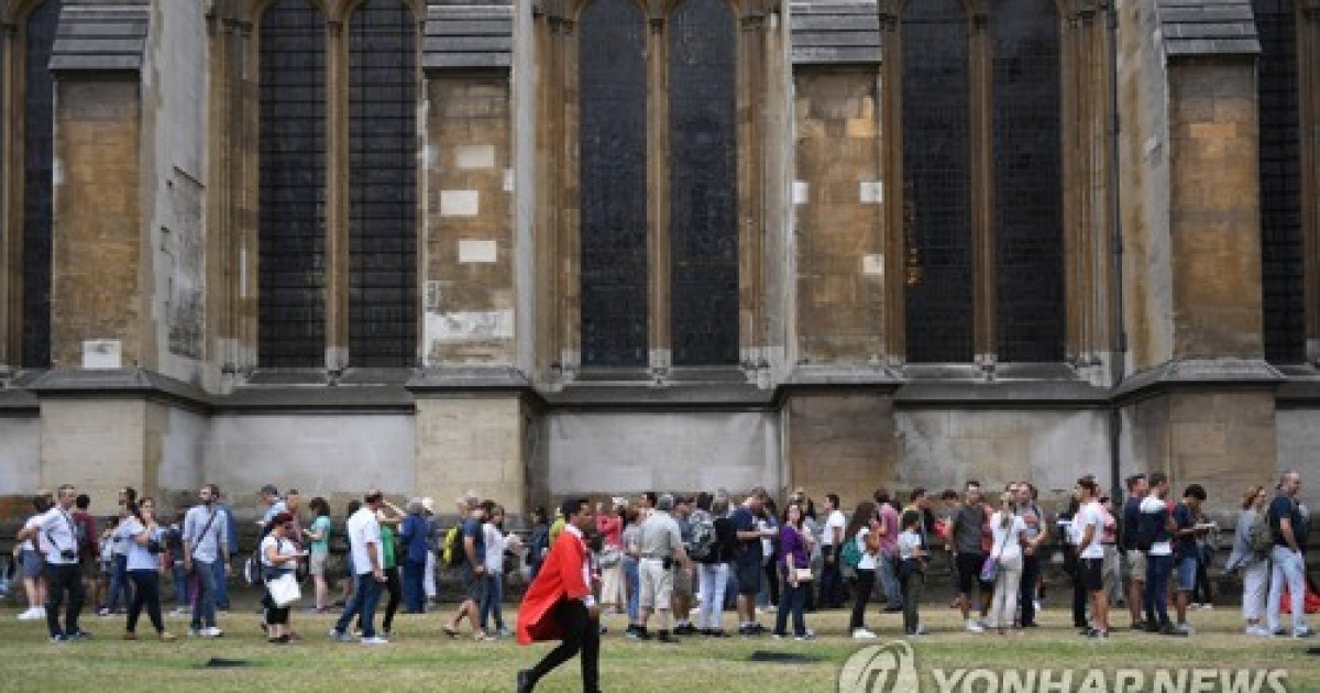 BRITAIN TRADITIONS QUEUING