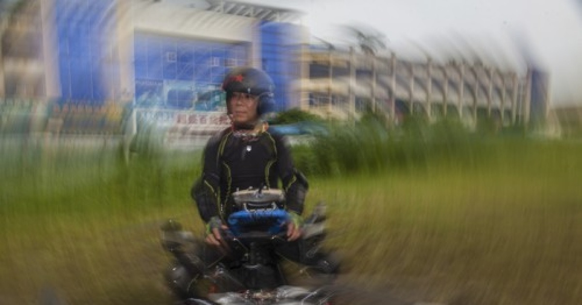 CHINA PHOTO SET FLYING SCOOTER