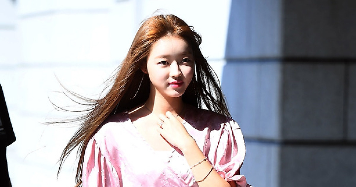 오마이걸 유아 스키니 각선미 돋보이는 출근길[포토엔hd]