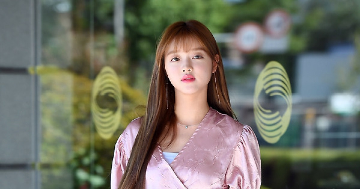 오마이걸 유아 돋보이는 스키니 각선미[포토엔hd]