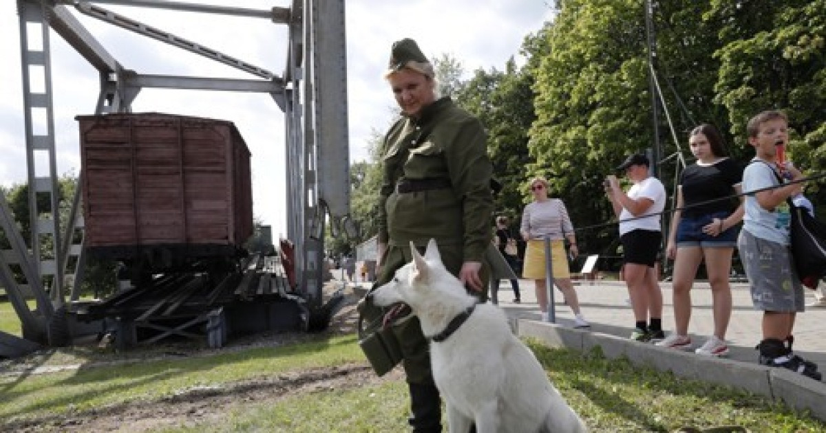 RUSSIA MUSEUM FRONT DOGS