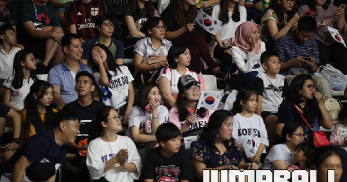[18AG] 함성으로 선수들을 격려하는 한국 응원단