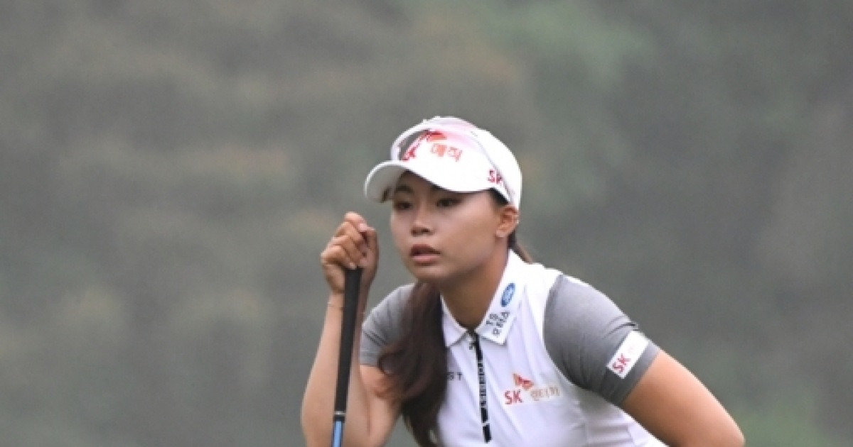 [KLPGA] 선두 김지영 "휘었던 퍼터 샤프트 고치고 자세도 바로 잡았어요"