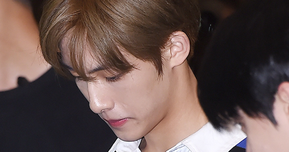 NCT127 윈윈 '조금 긴장되는걸' (공항패션) [포토엔HD]