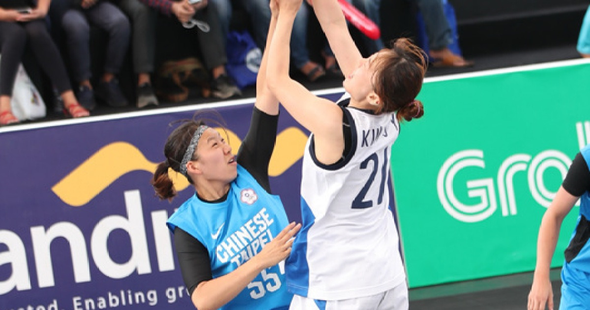 [18AG] 수비 위에서 공격을 펼치는 '김진영'