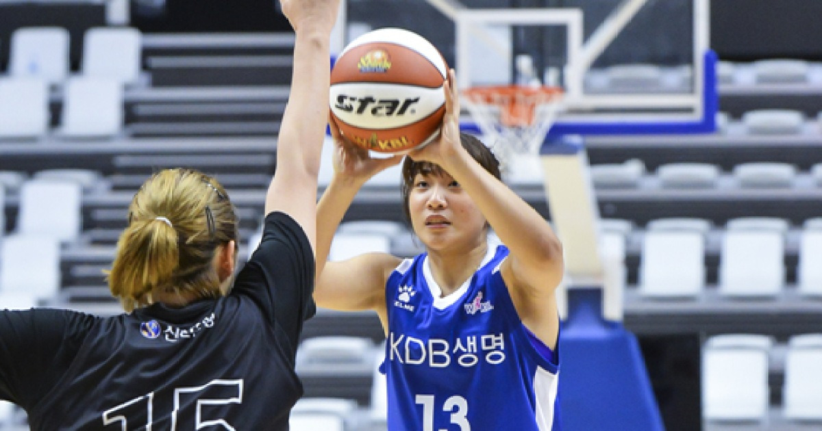 [JB포토] KDB생명 김선희 '자 3점슛 간다'