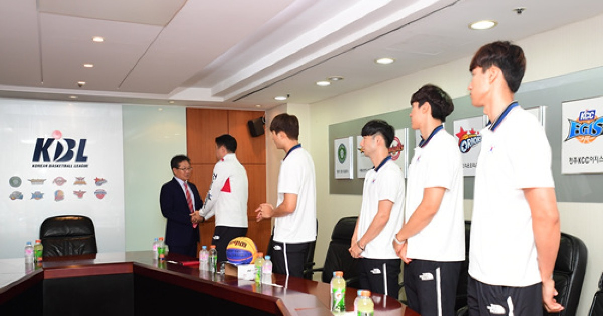 [JB포토] KBL 이정대 총재, AG 3X3 男대표팀 격려