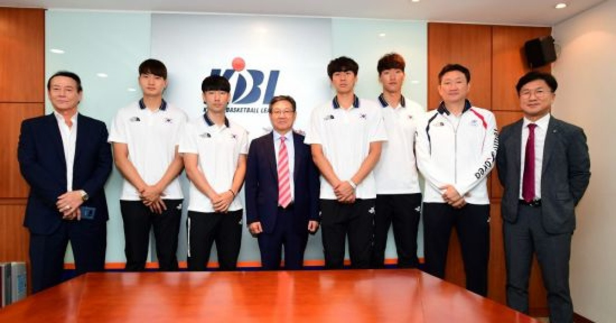 KBL 이정대 총재, 'AG 은메달' 3X3 남자농구 대표팀에 금일봉 전달